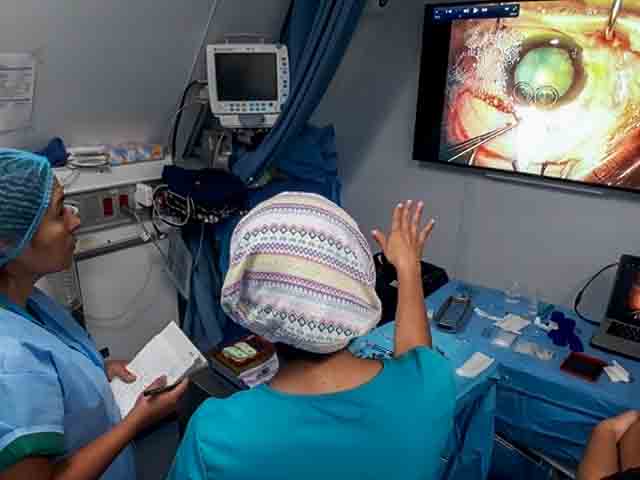 Assisting during microsurgery: important first steps - CEHJ, SA